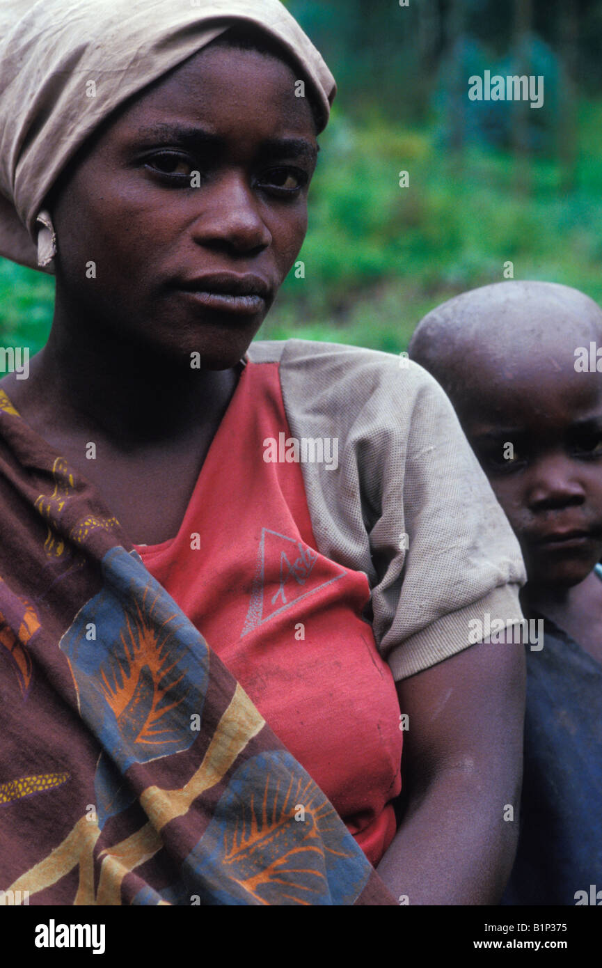 Impunyu forest Batwa woman and child Stock Photo - Alamy