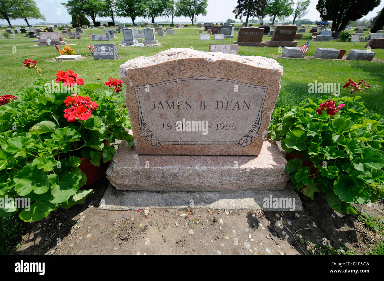 James dean grave park cemetery hi-res stock photography and images - Alamy