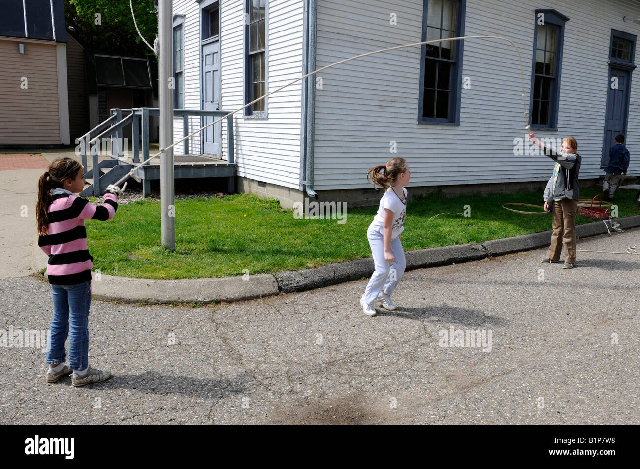 Children skipping rope hi-res stock photography and images - Alamy