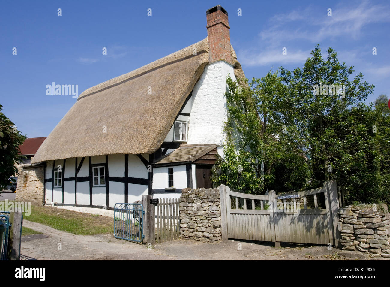 Half timbered thatched cottage hi-res stock photography and images - Alamy