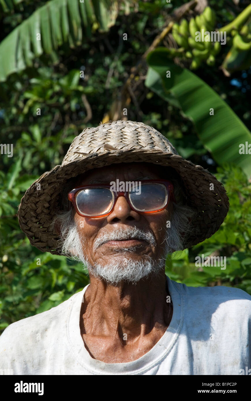 a very old indonesian countryman with a tipical hat and glasses Stock ...