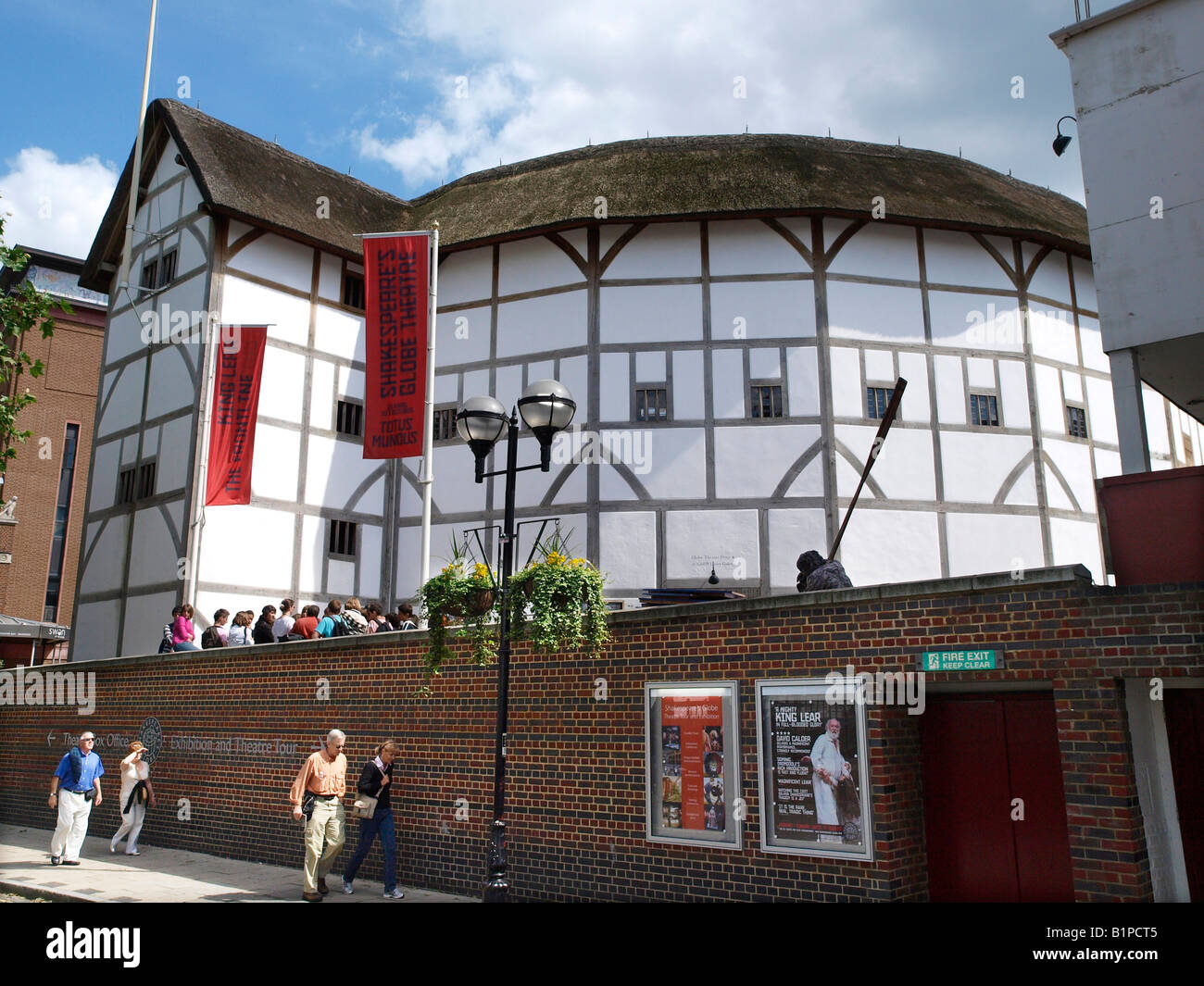 Shakespeare's Globe Theater The South Bank London England Stock Photo ...