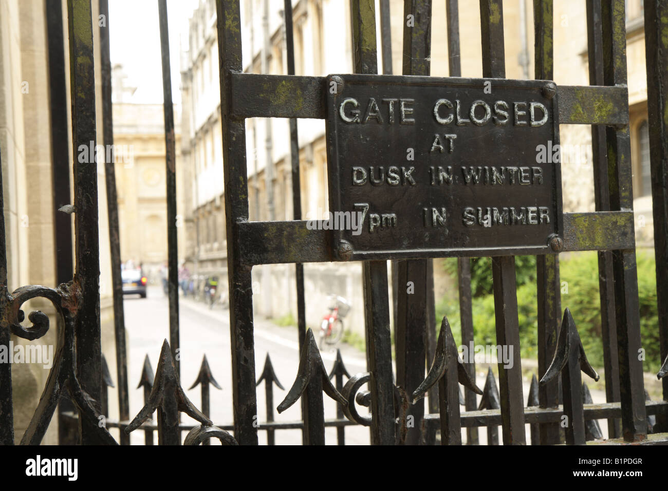 Sign on park gates. Gate closed at dusk in winter 7pm in summer Stock ...