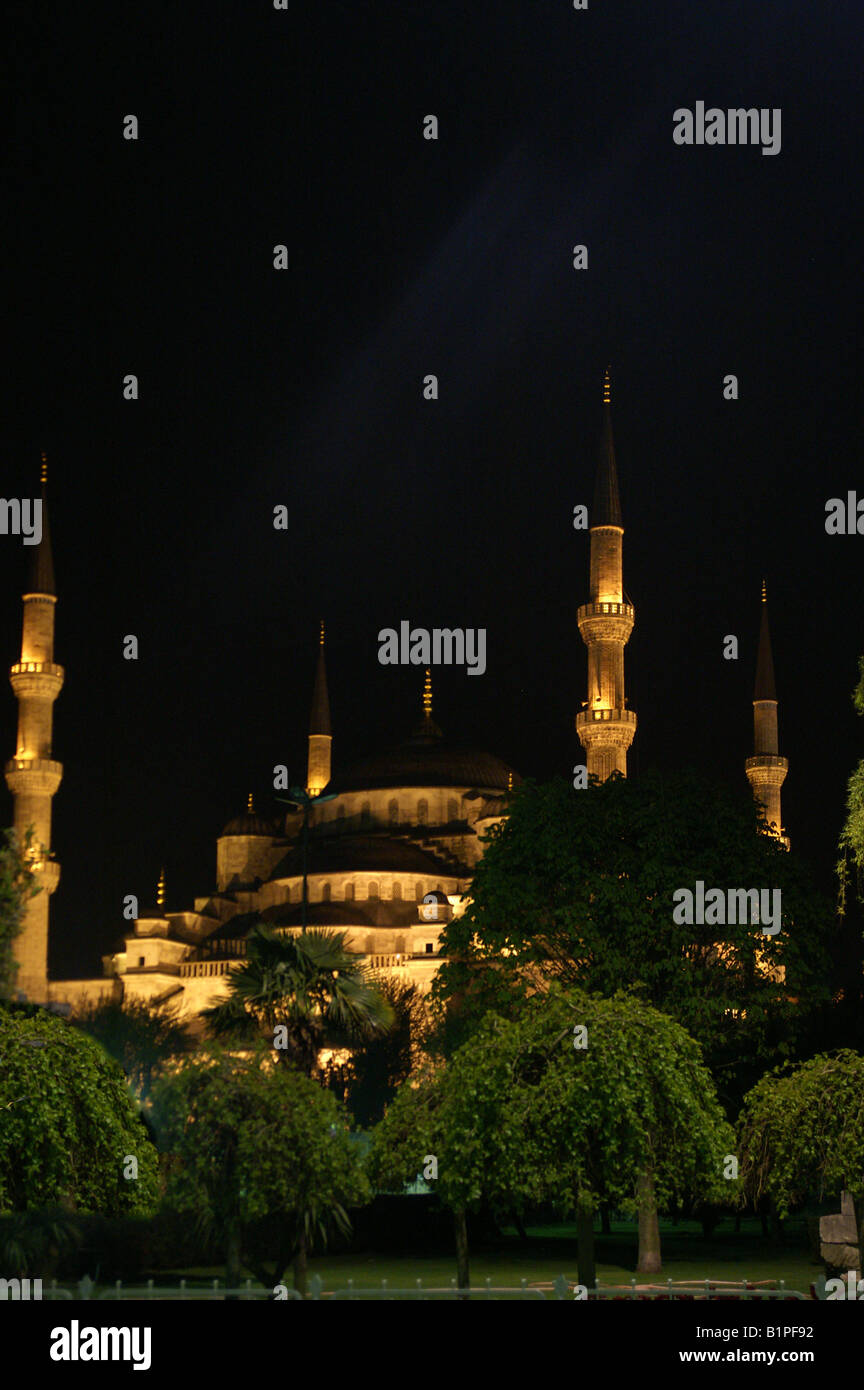 Blue mosque 17th Century Sultan Ahmet Camii floodlit at night Stock ...