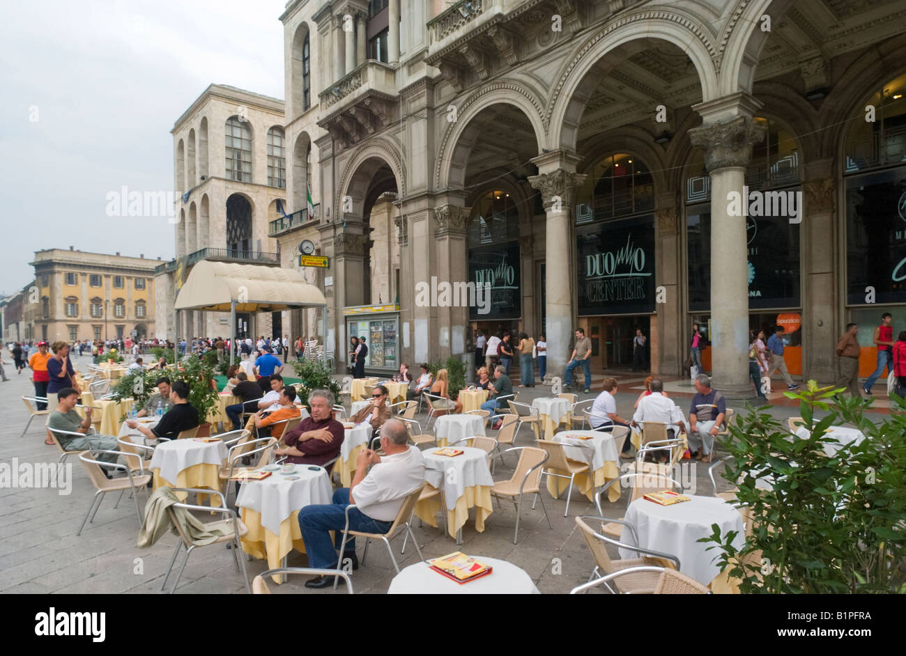 Pavement Cafe, Piazza del Duomo, Milan, Lombardy, Italy Stock Photo - Alamy