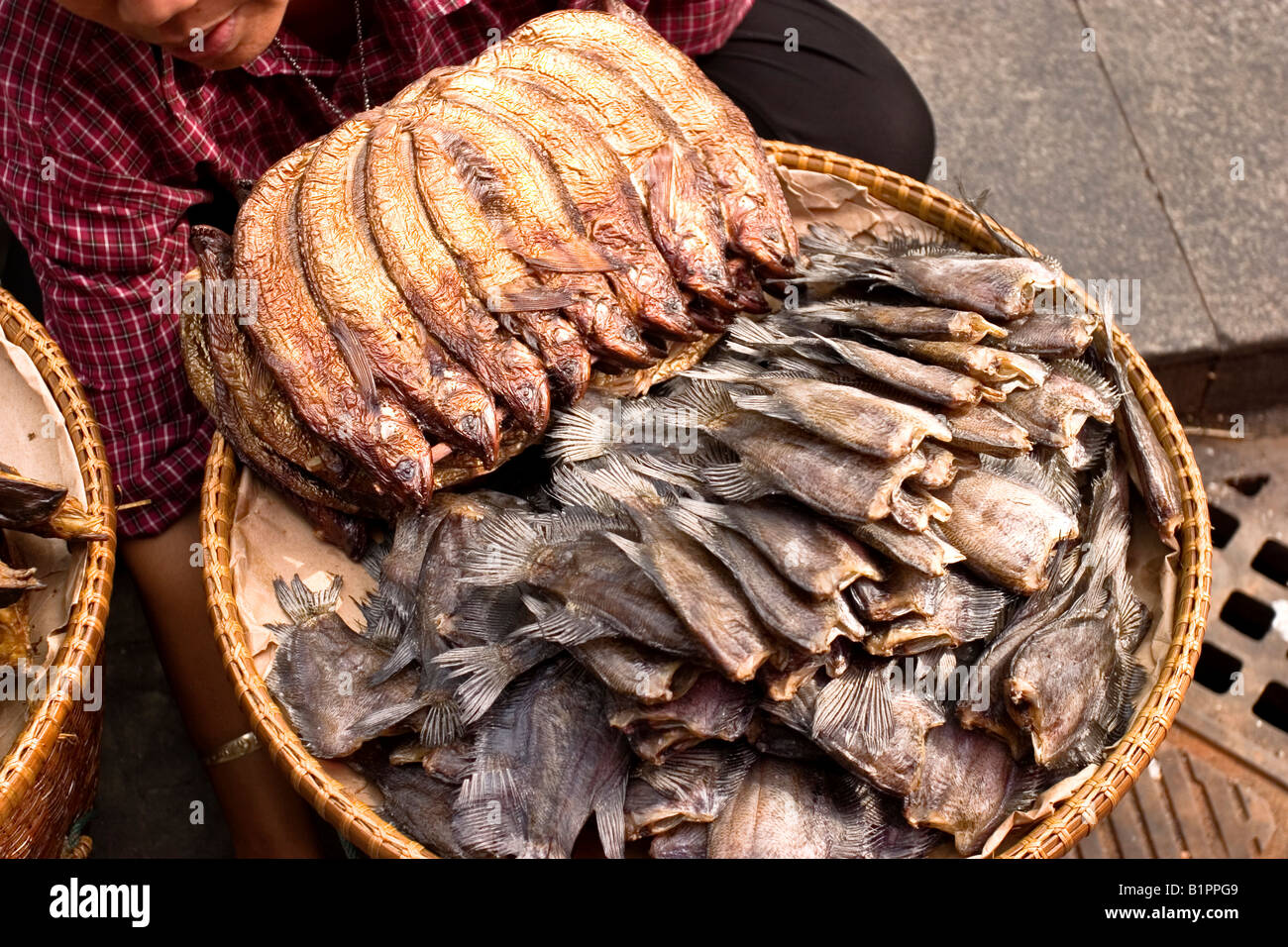 thai dried fish seller market street Stock Photo - Alamy