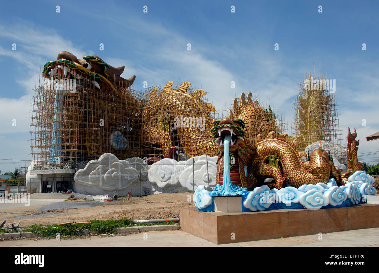 Chinese/Thai dragon naga temple under construction, Suphanburi/Suphan ...