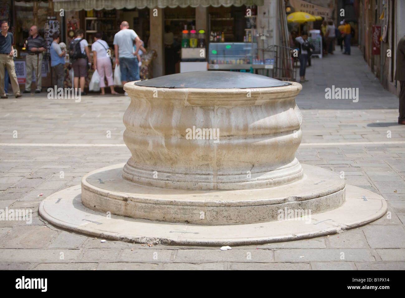 A well in a square in Venice Stock Photo - Alamy