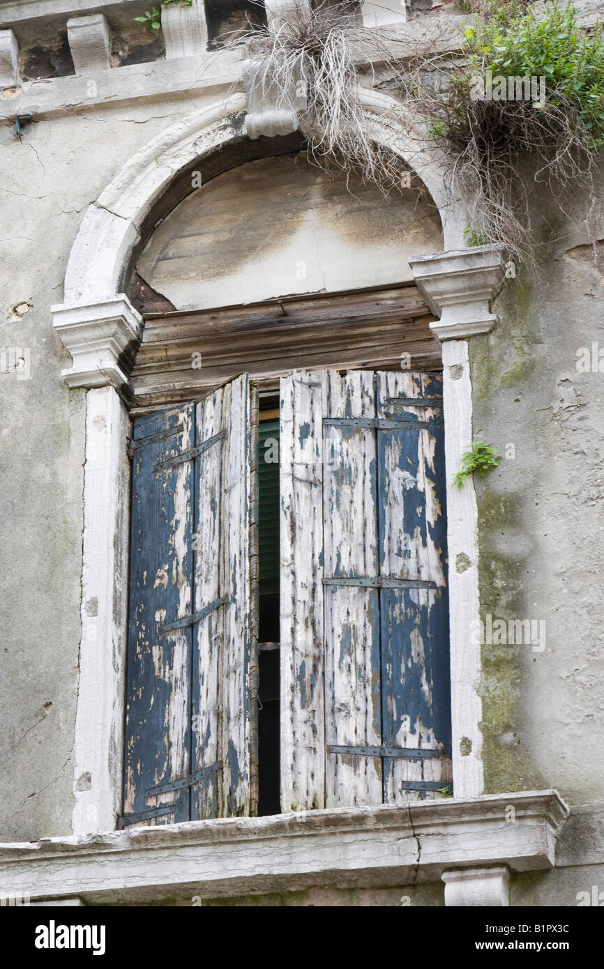 A crumbling derelict building in Venice Stock Photo - Alamy