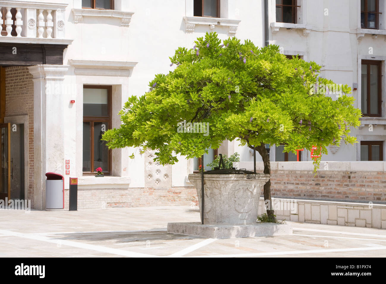A well in a square in Venice Stock Photo - Alamy