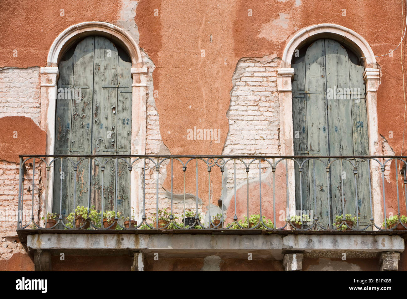 A crumbling derelict building in Venice Stock Photo - Alamy