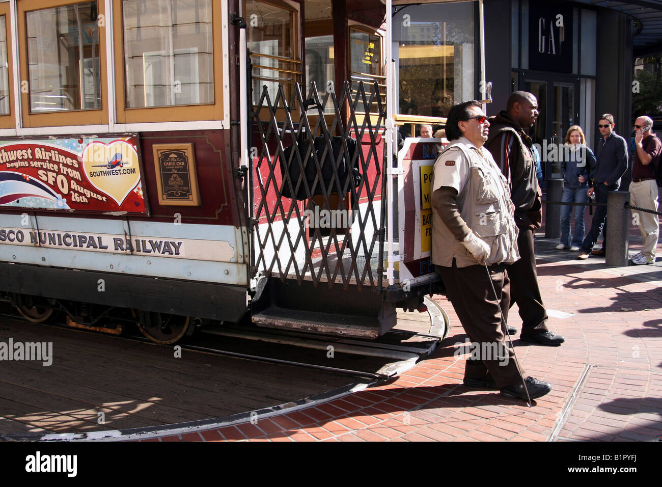 Turning a cable car at The Powell Turnaround in San Francisco ...