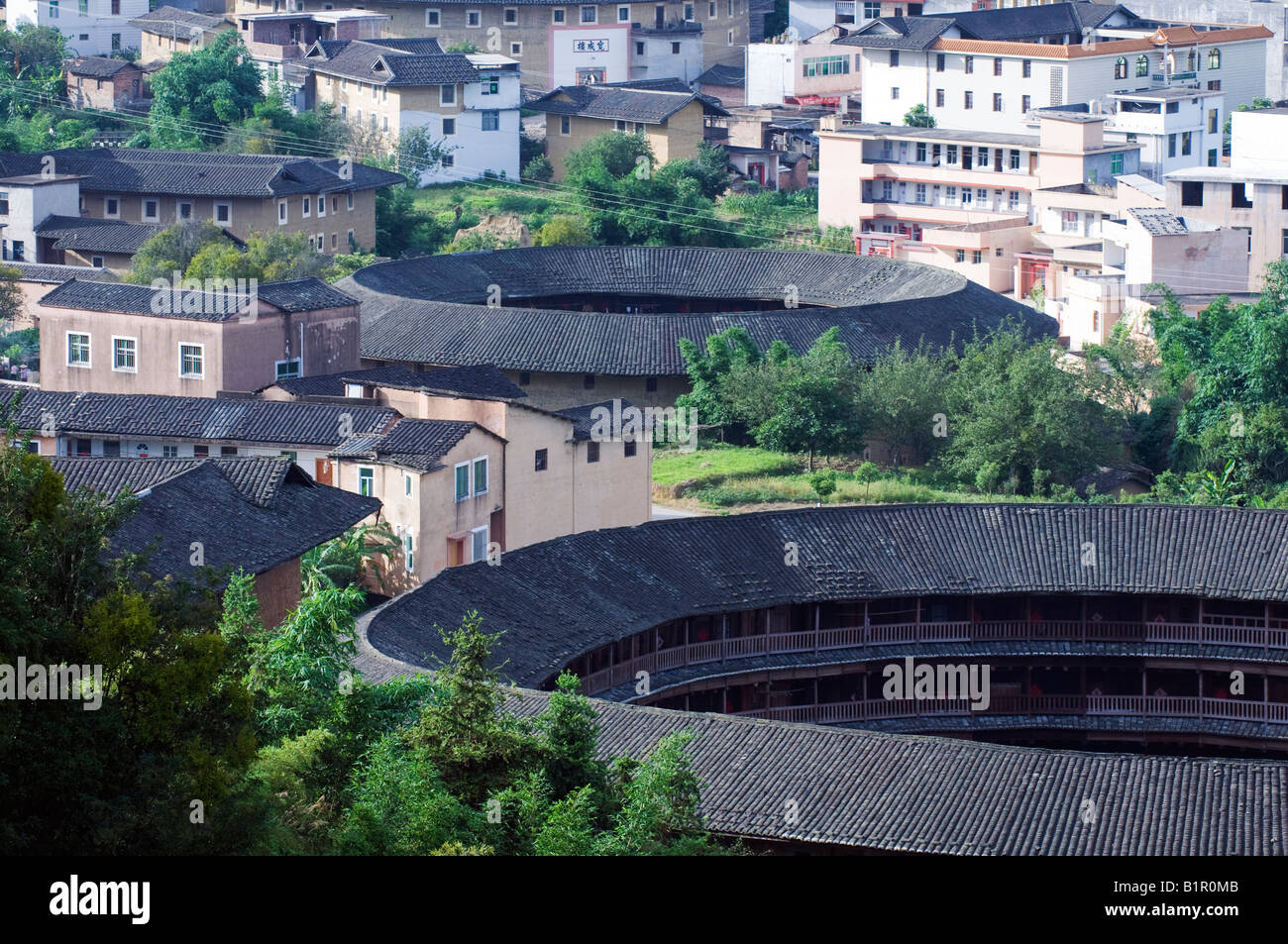 Ancient chinese house roof tiles hi-res stock photography and images ...