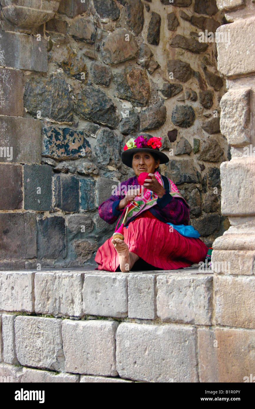 Traditionally dressed Woman spinning thread on hank Cuzco Peru Stock ...