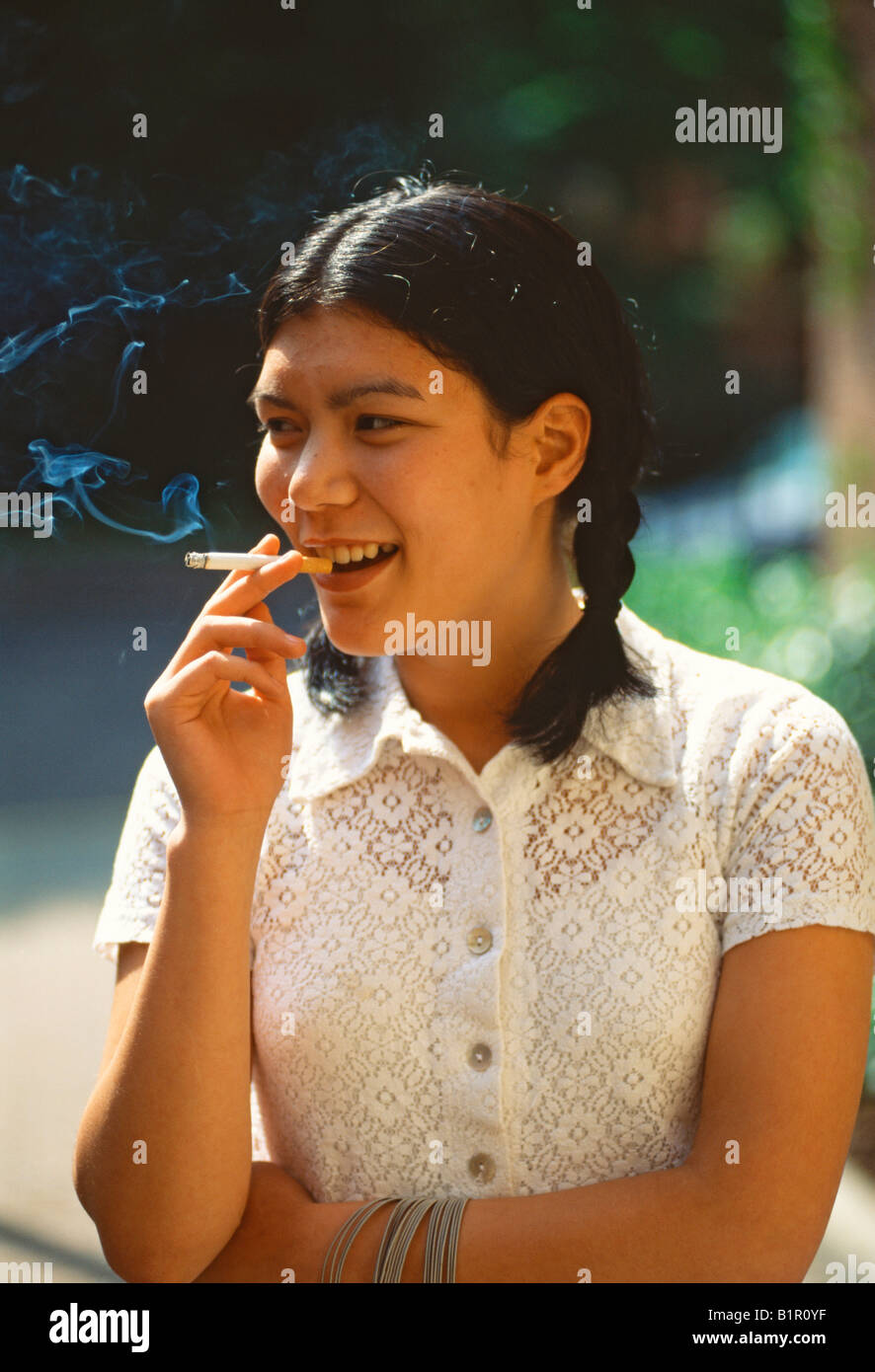 Young girl smoking cigarette Stock Photo - Alamy