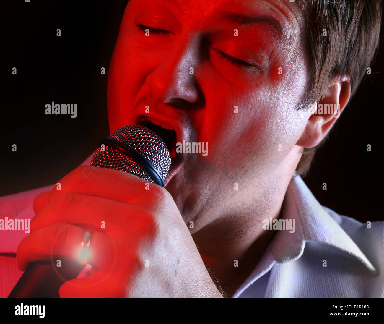 Singer on a scene singing in ecstasy Stock Photo - Alamy