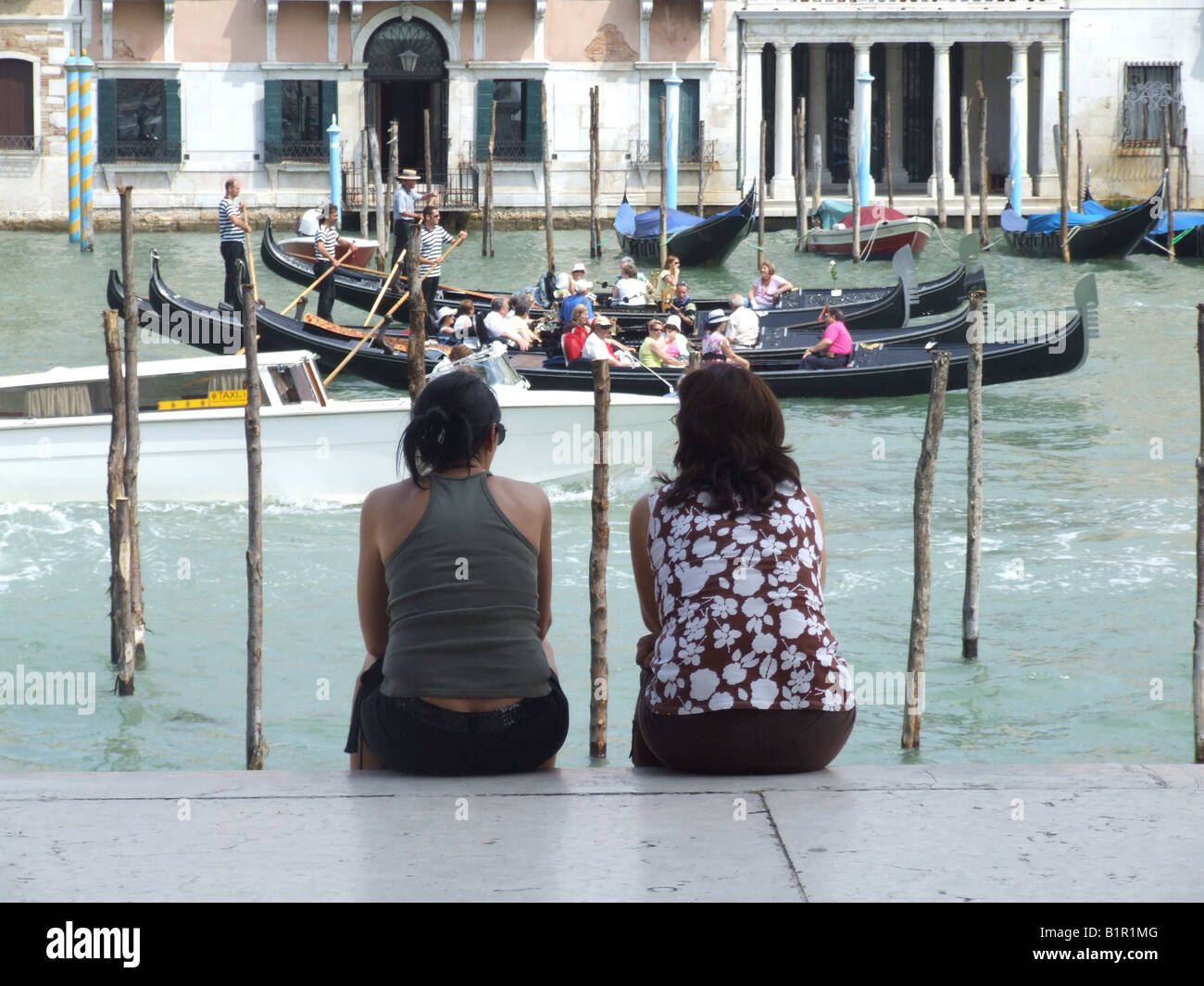 two friends with gondoliers in venice italy Stock Photo - Alamy
