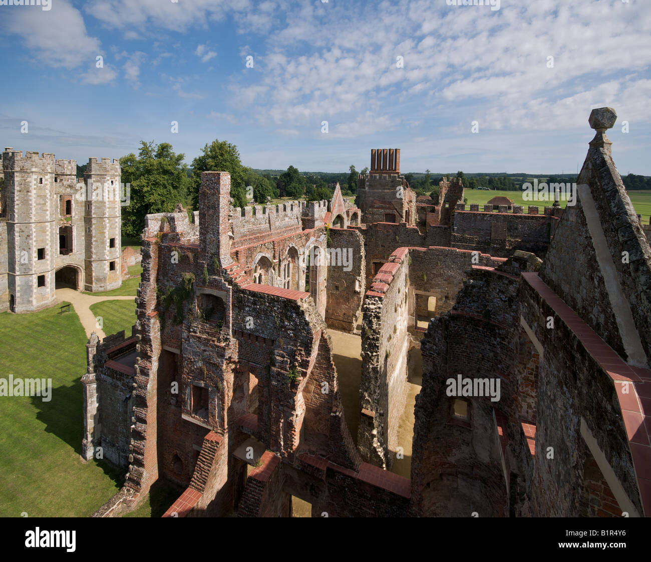 The ruins of Cowdray House, Midhurst, West Sussex Stock Photo - Alamy