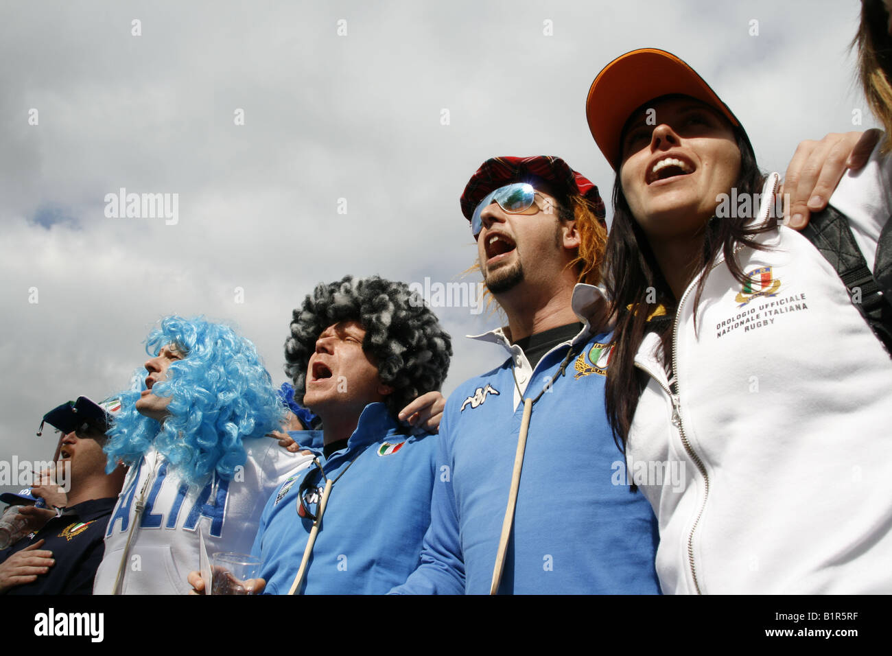 Rugby supporters singing anthem hi-res stock photography and images - Alamy