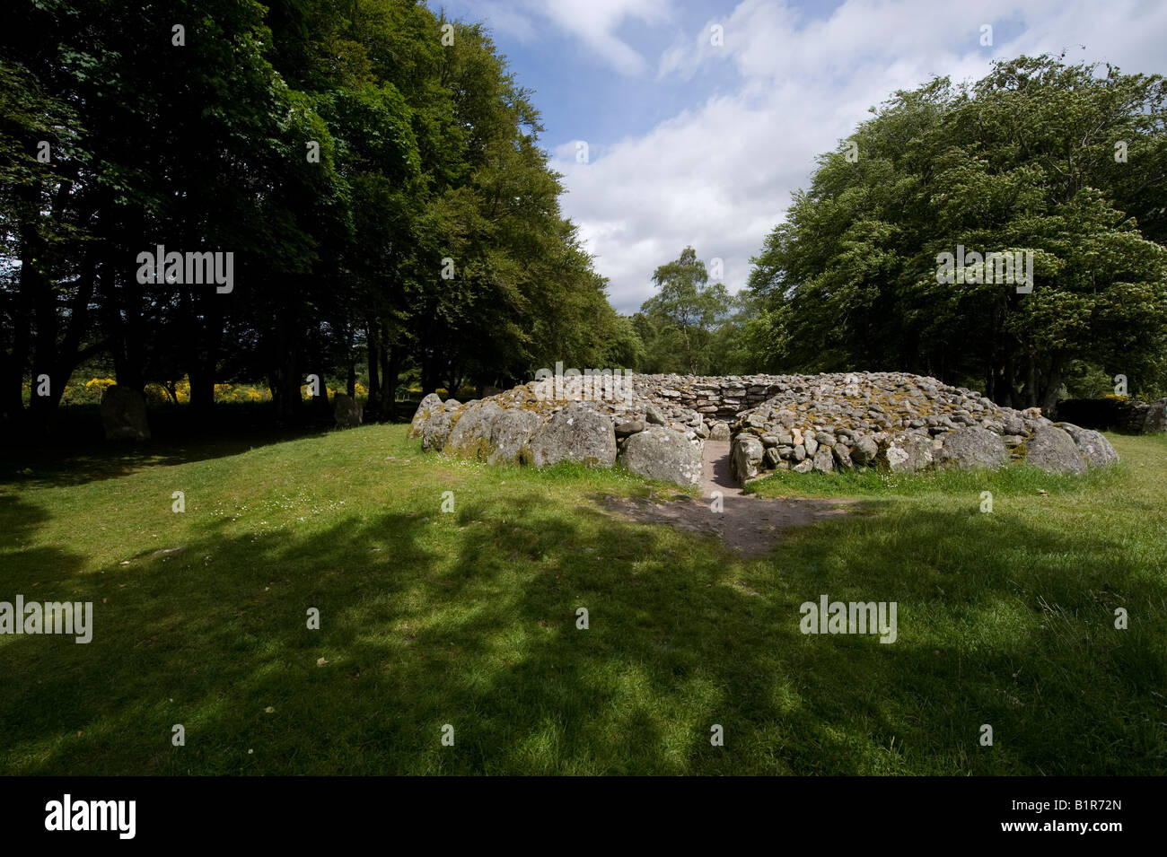 Clava Cairns burial chambers and standing stones. Nairnshire, Scotland ...