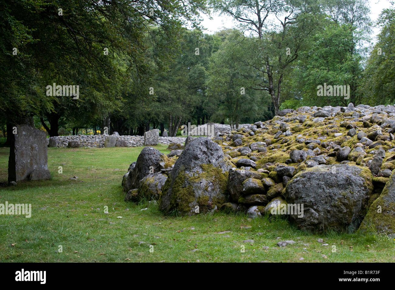 Clava Cairns burial chambers and standing stones. Near Inverness ...