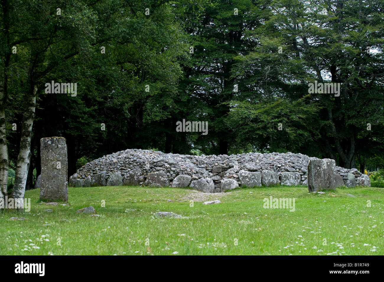 Clava Cairns burial chambers and standing stones. Nairnshire, Scotland ...