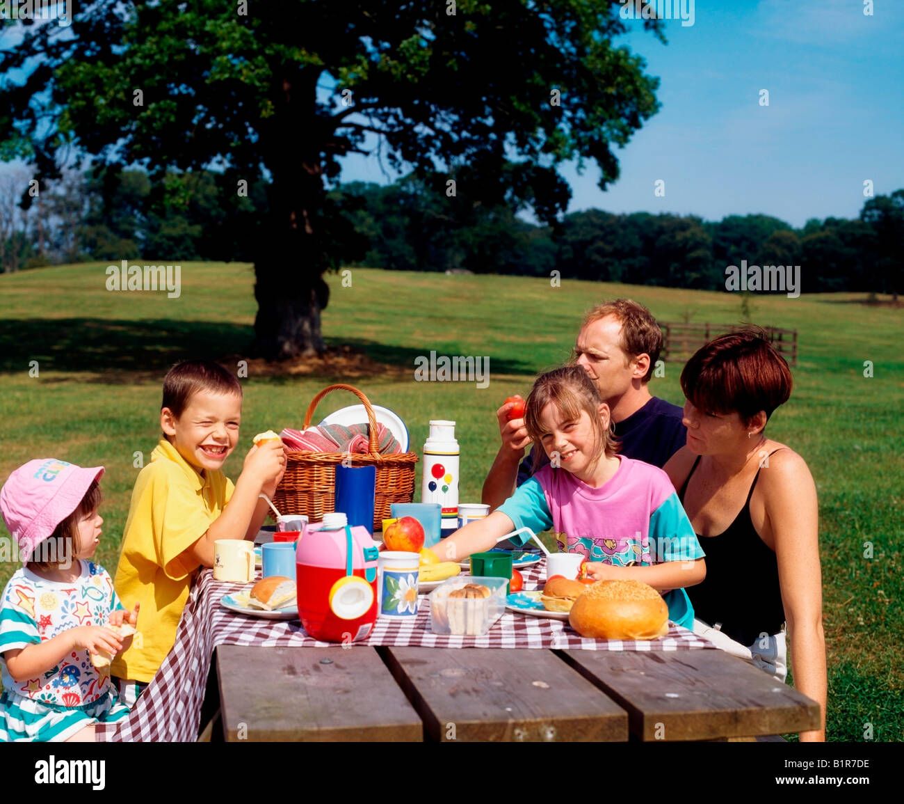 Group people eating picnic bench hi-res stock photography and images ...