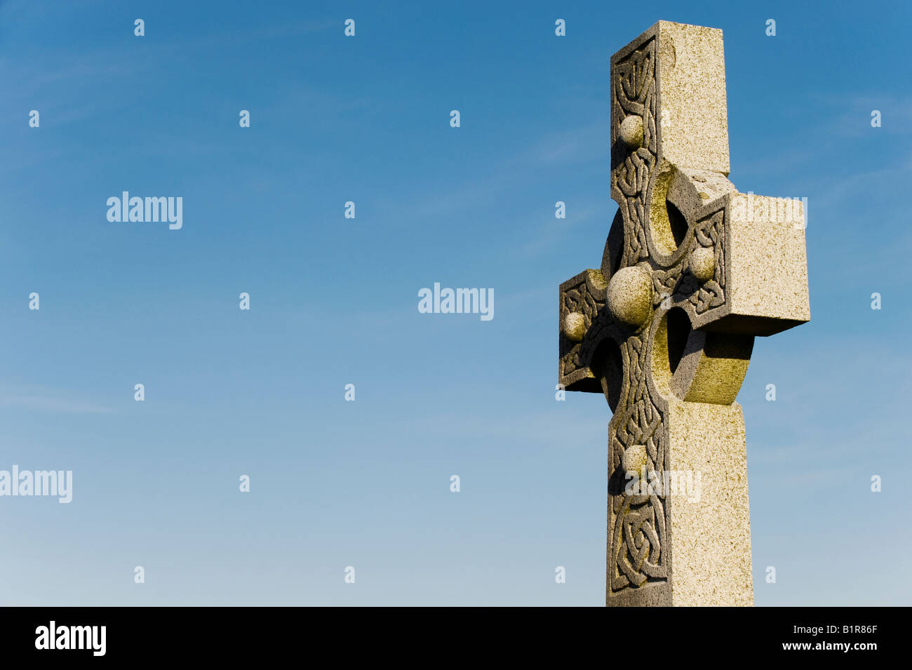 Celtic cross memorial gravestone hi-res stock photography and images ...