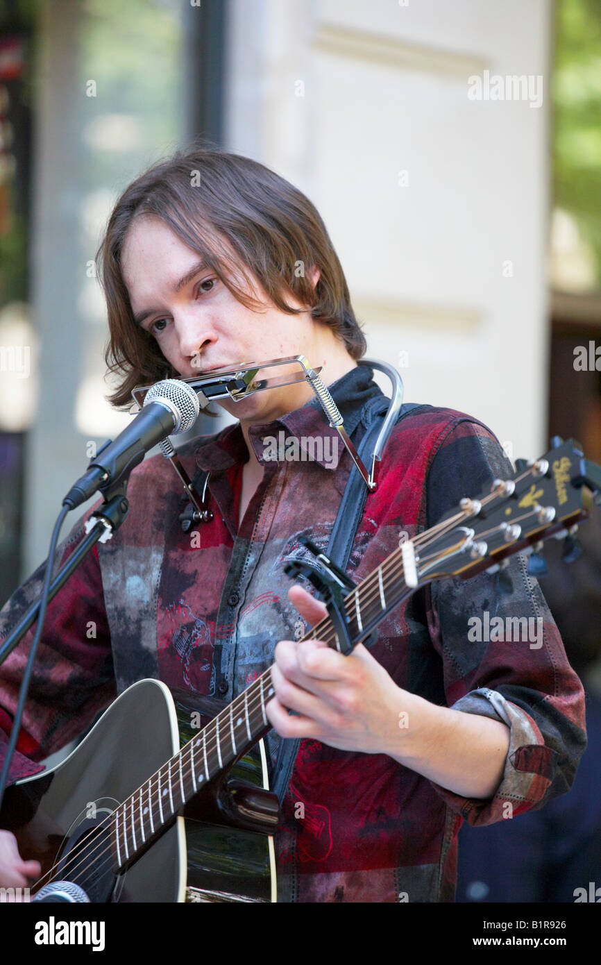 Paris singer hi-res stock photography and images - Alamy