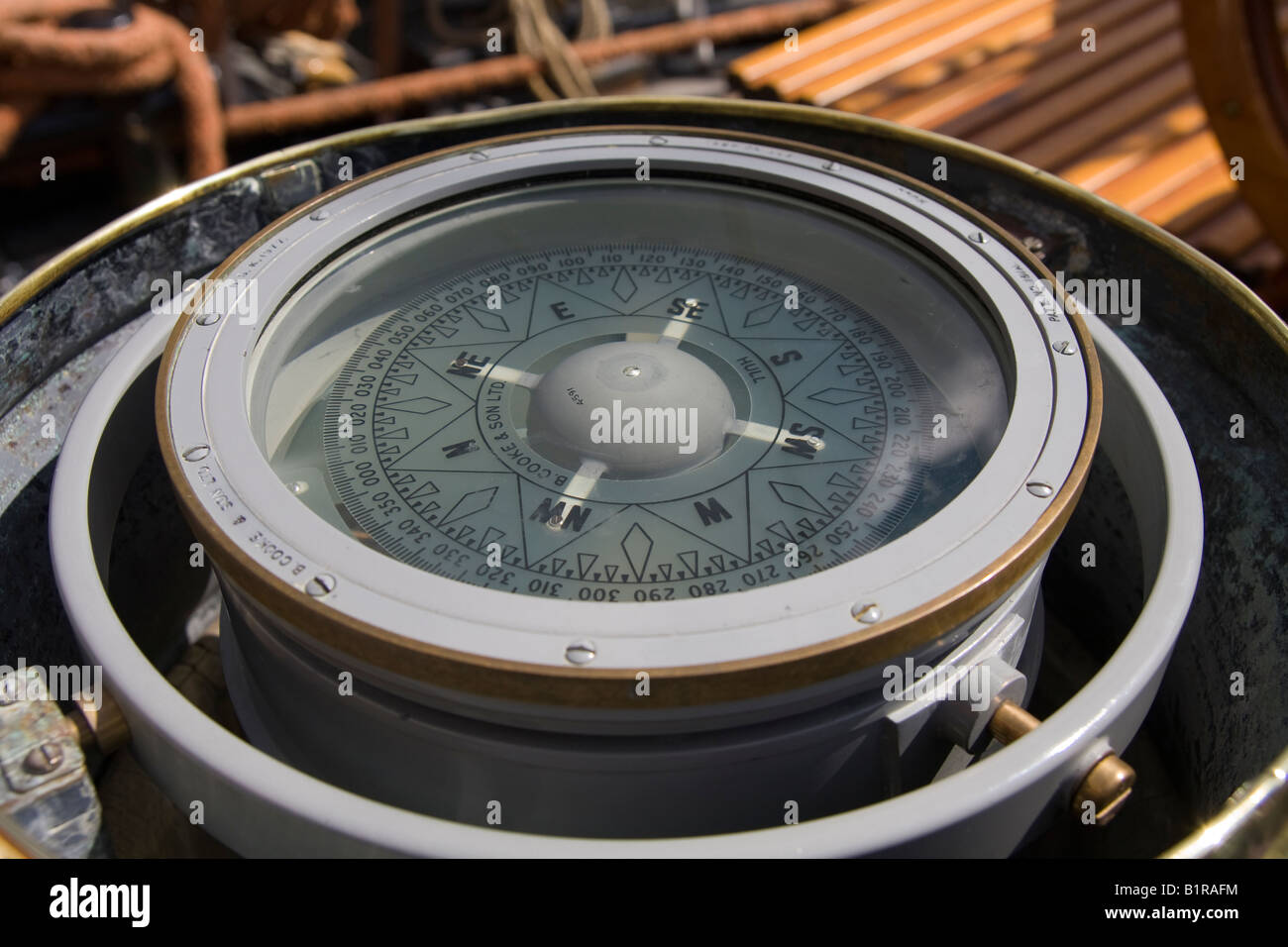 Ships compass hi-res stock photography and images - Alamy