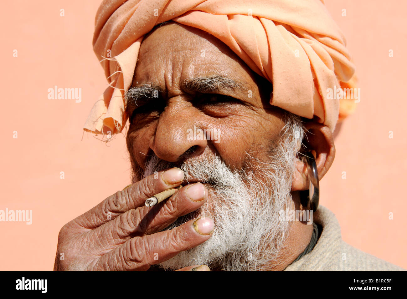 Bidi indian cigarette hi-res stock photography and images - Alamy
