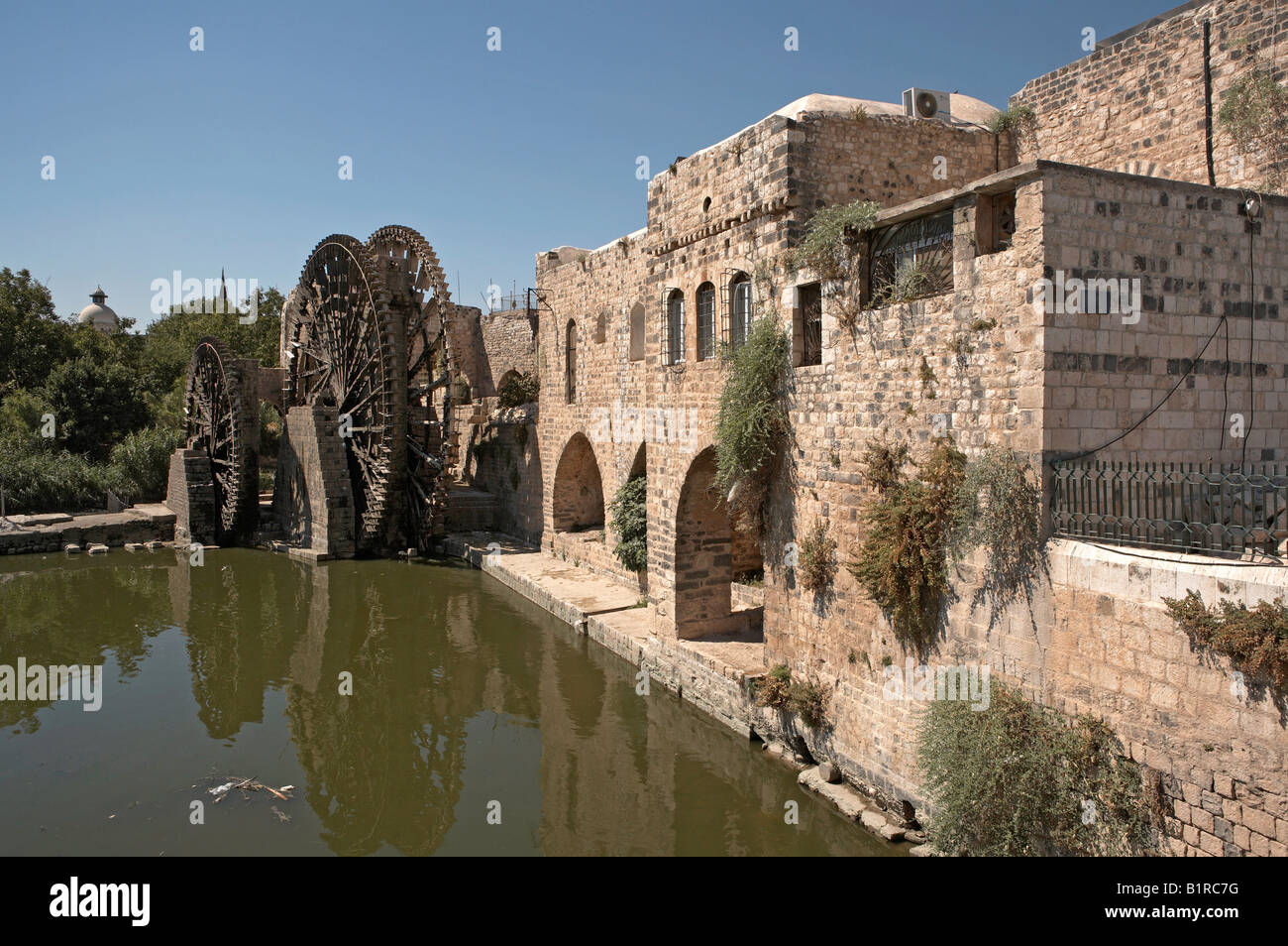 Hama Syria Noria waterwheel and Nur Ad-Din mosque Stock Photo - Alamy