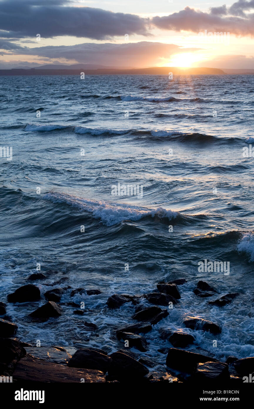 Dusk sea evening scotland sunset hi-res stock photography and images ...