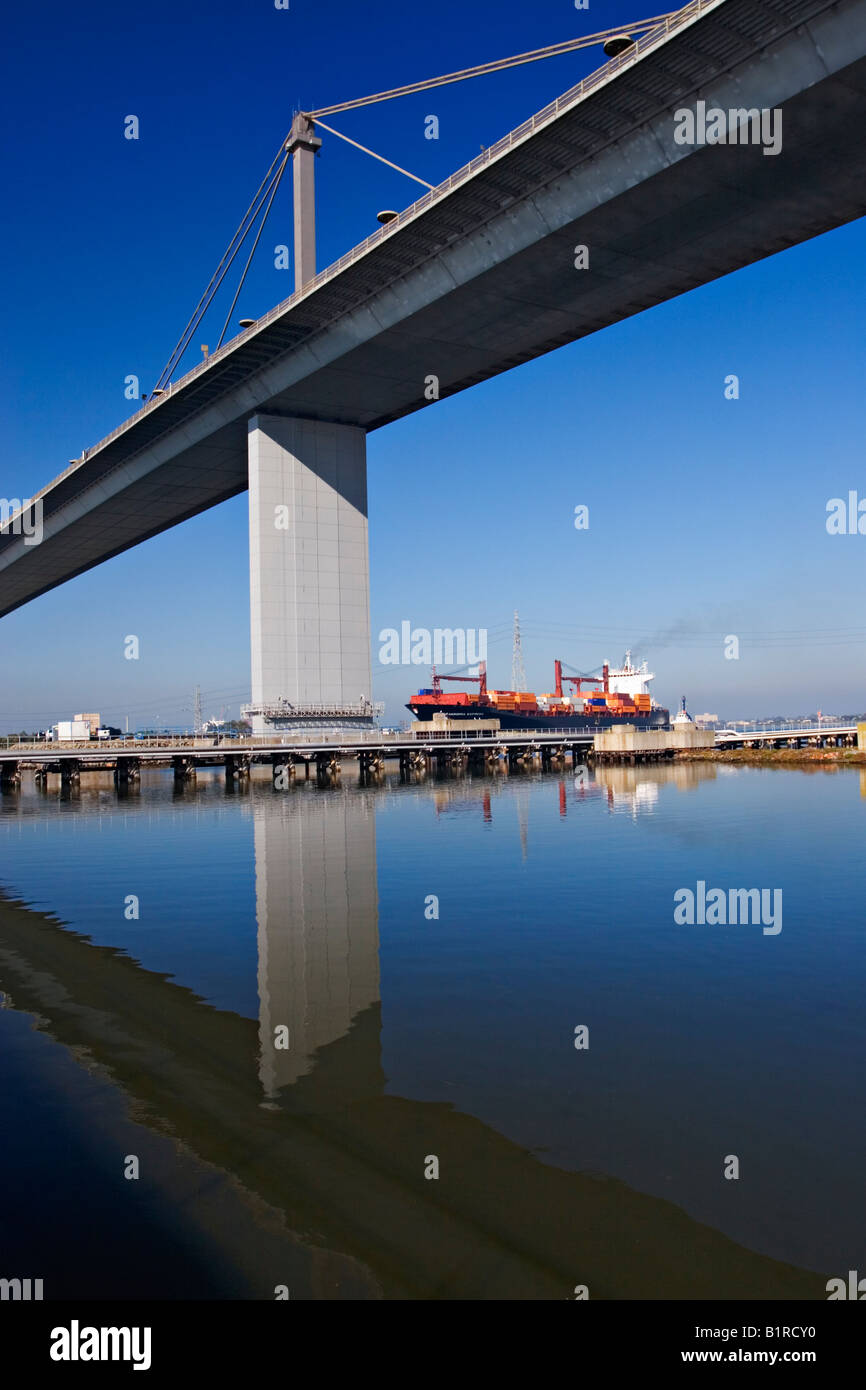 Container ship bridge hi-res stock photography and images - Alamy