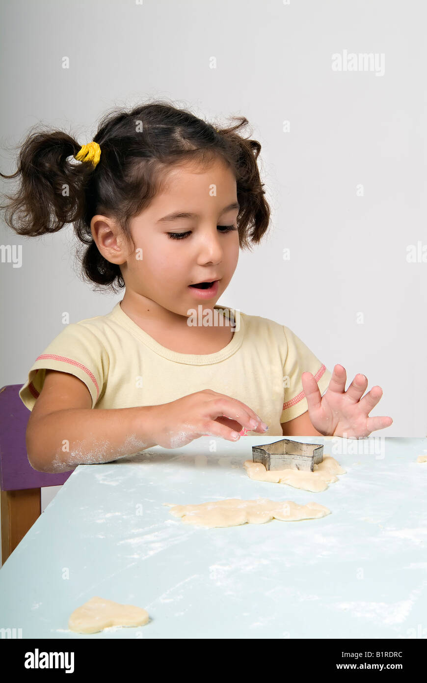 little girl making cookies Stock Photo - Alamy