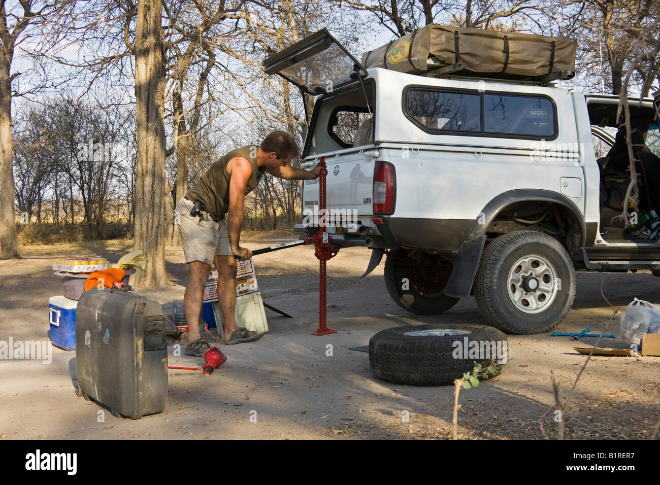 Changing a tyre hi-res stock photography and images - Alamy