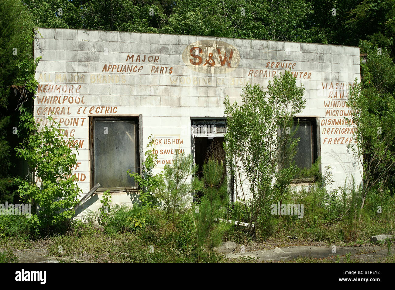 Americana - derelict cinderblock building on Rte. 17 in Georgia Stock ...