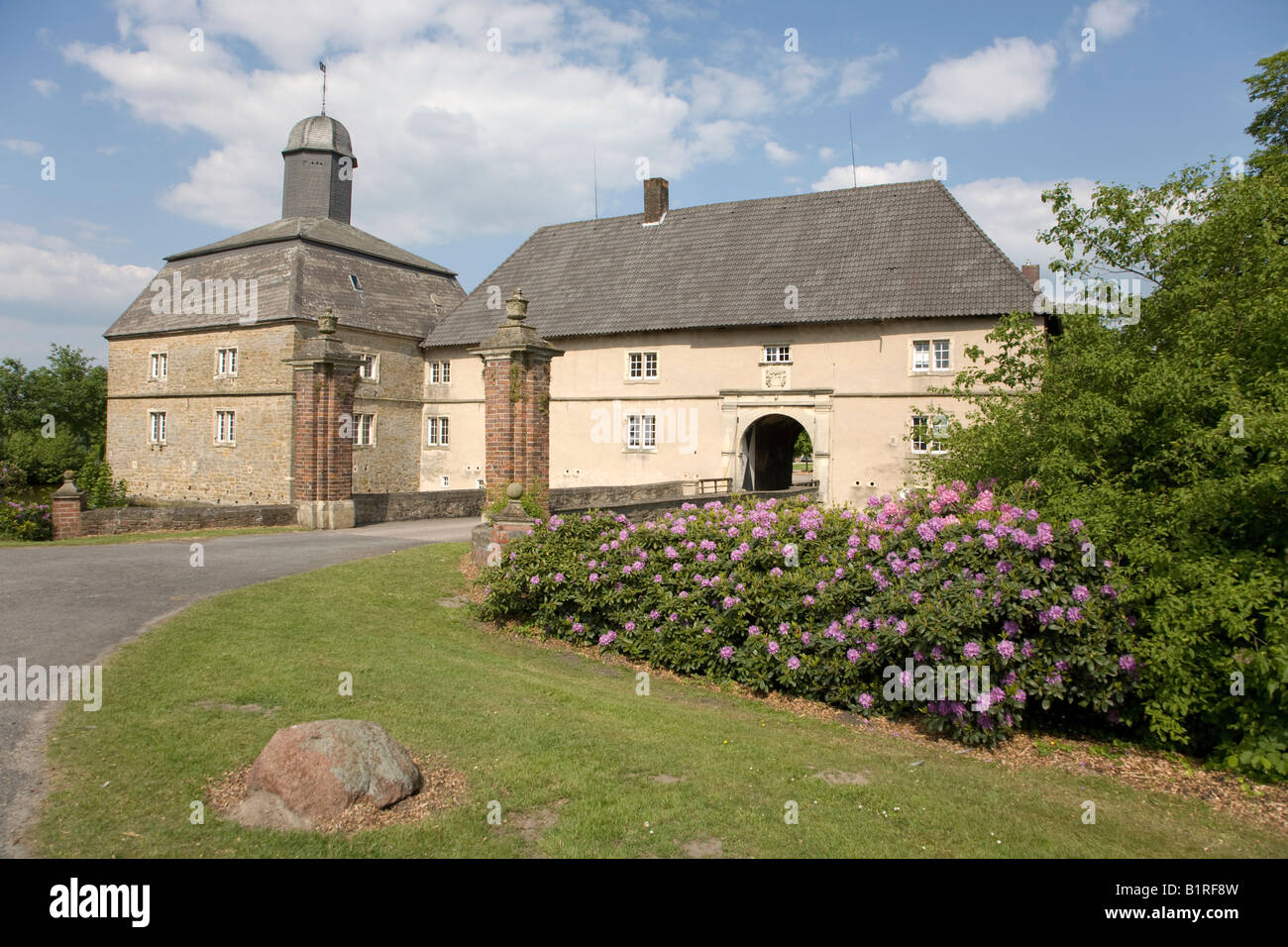 Gated entrance, Westerwinkel Moated Castle, baroque grounds with park ...
