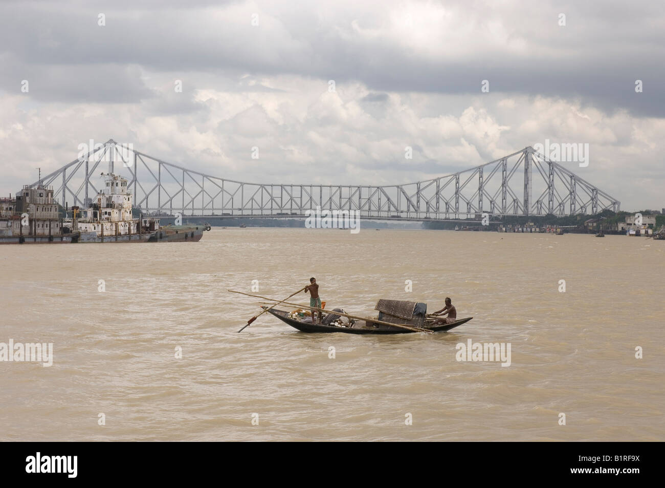 Fishing boat on the Hooghly River, Howrah Bridge at back, Calcutta ...