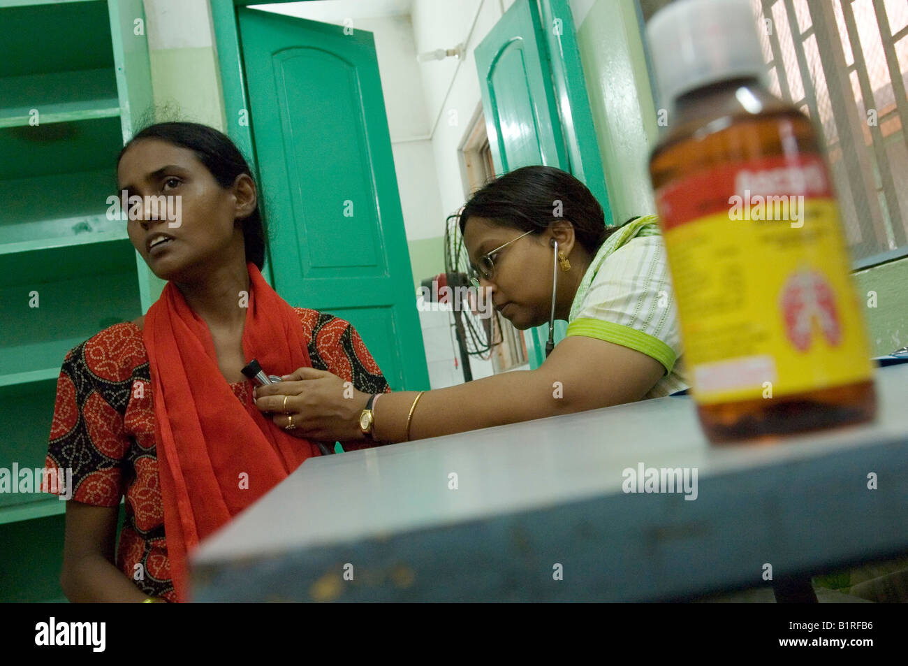 Doctor treating tb hi-res stock photography and images - Alamy