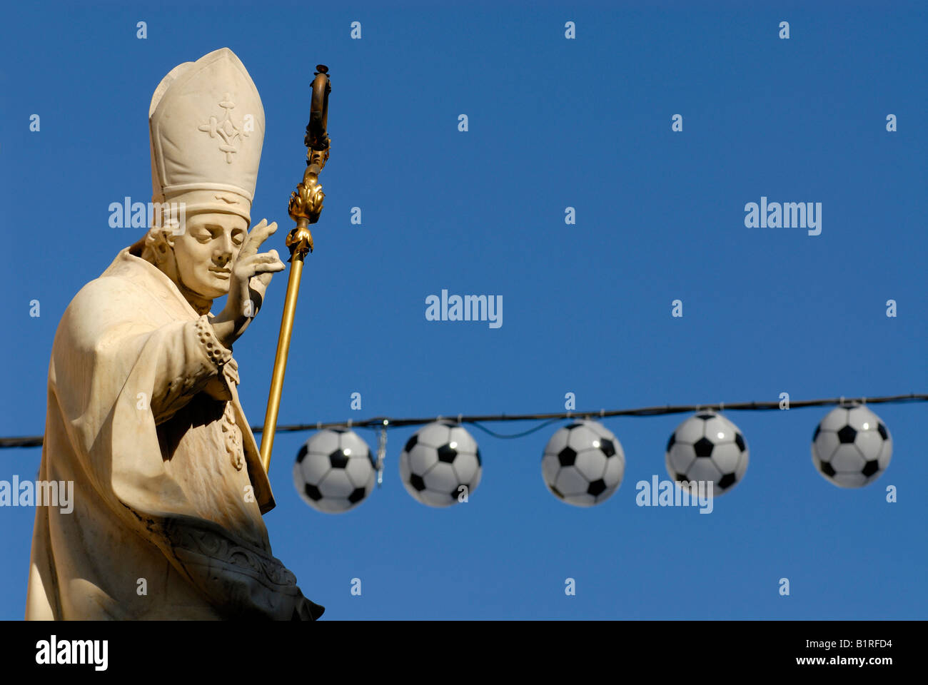 Annasaeule by Christof Benedetti, at top a statue of Pope Vigilius ...