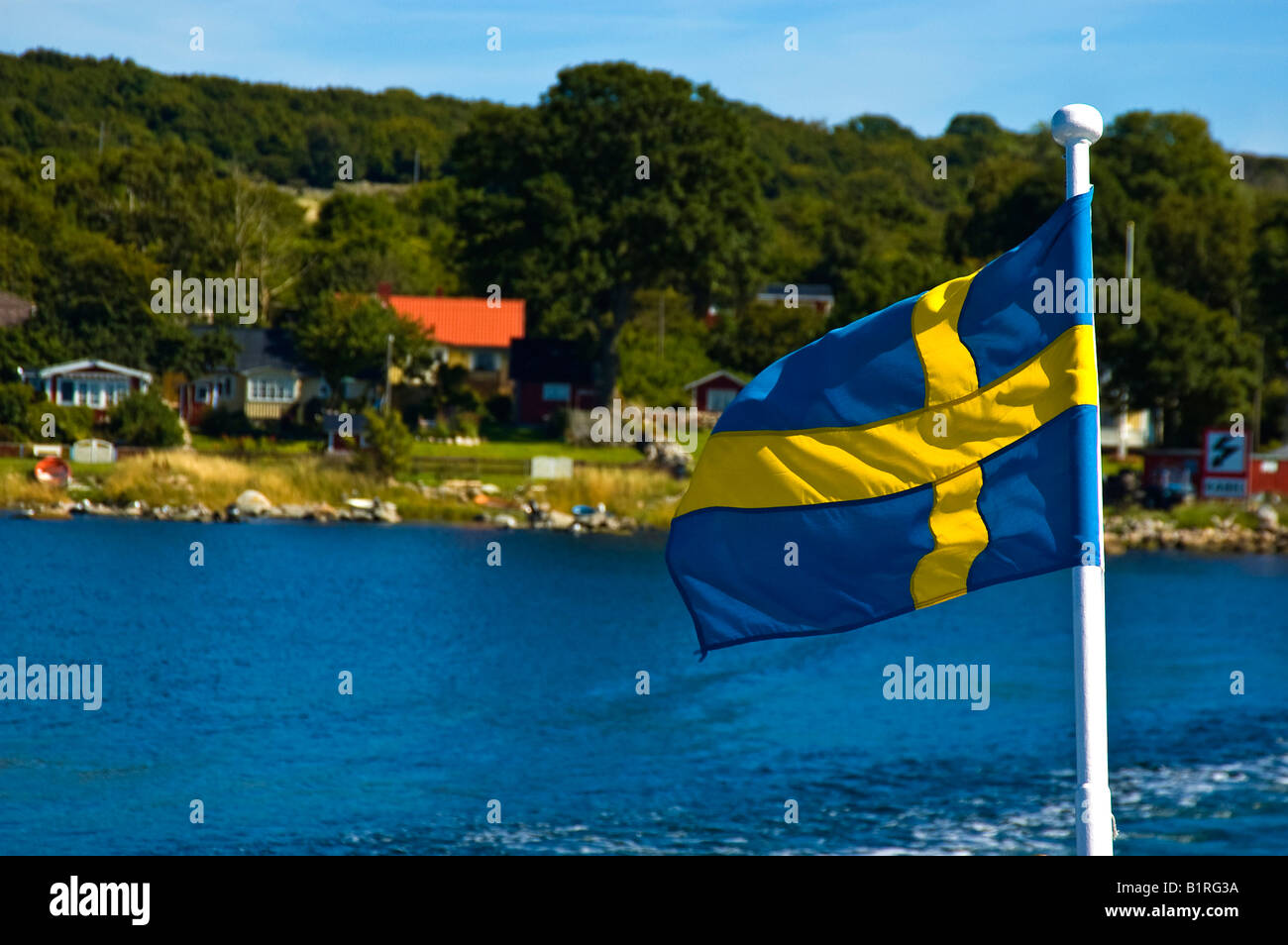 Flagge am fahnenmast hi-res stock photography and images - Alamy