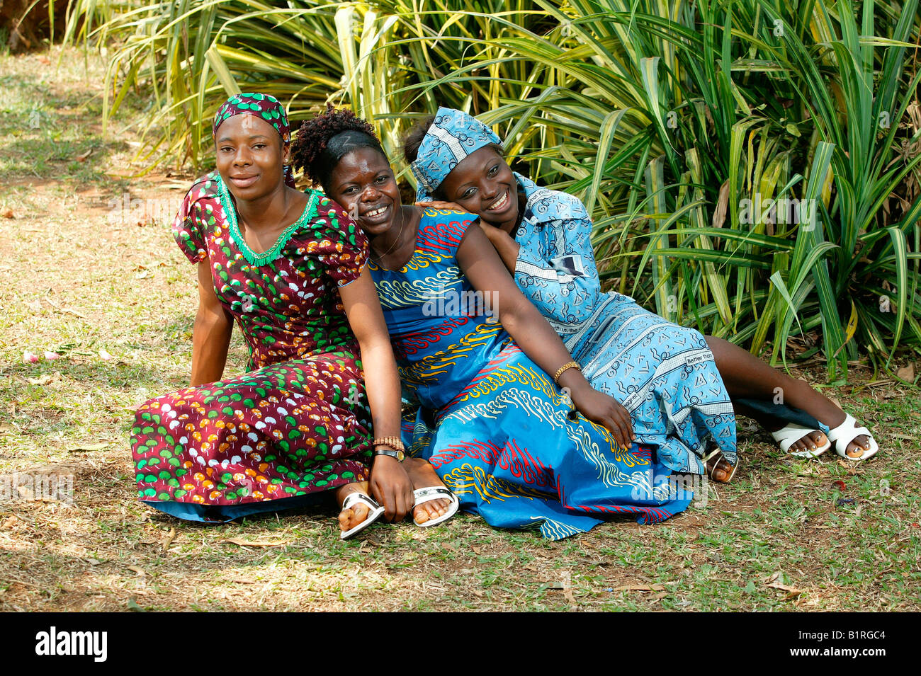 Tailors and seamstresses of an HIV help group modelling self-made ...