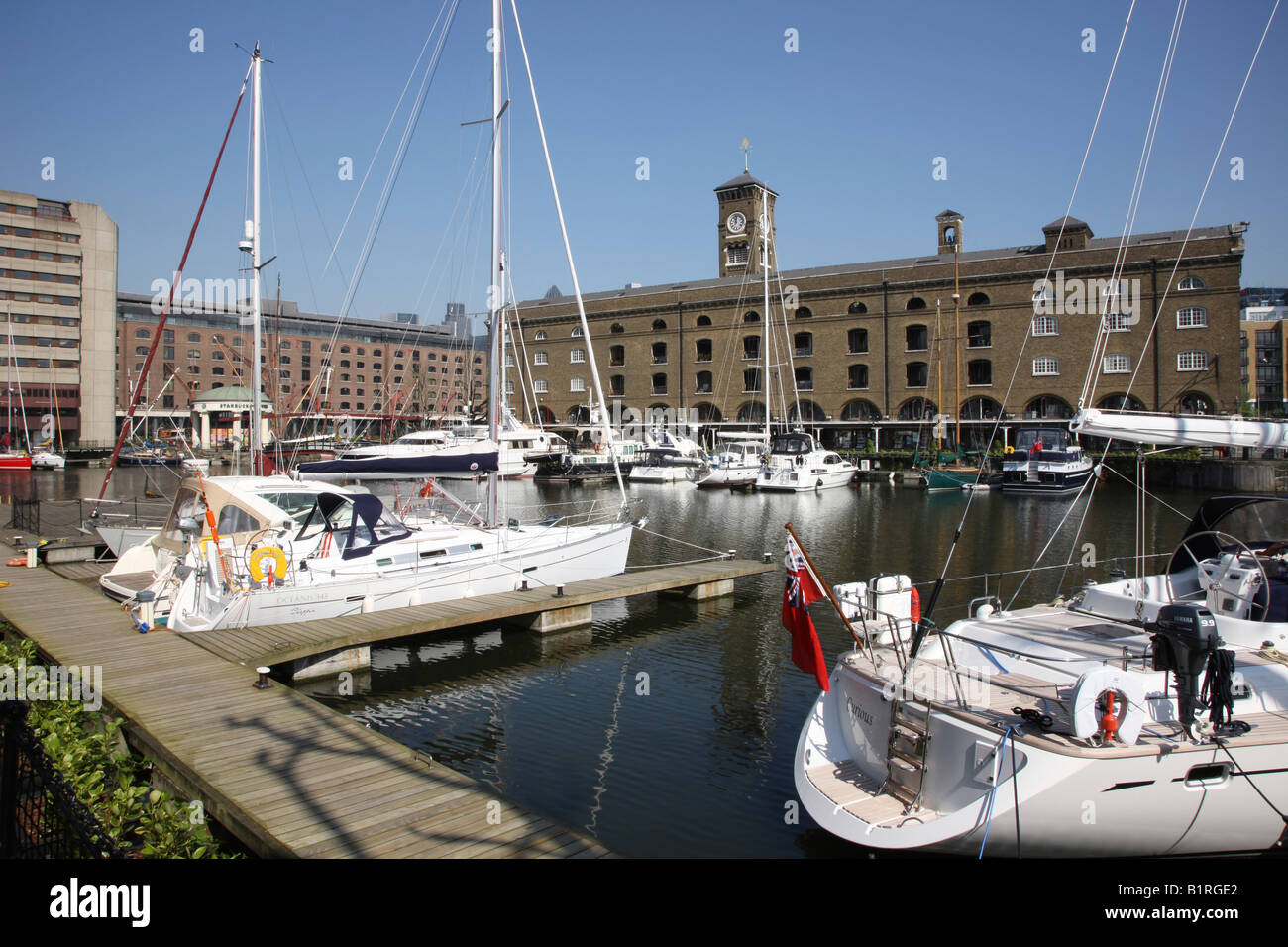 Marina in St. Katharine Docks on the river Thames, London, England ...