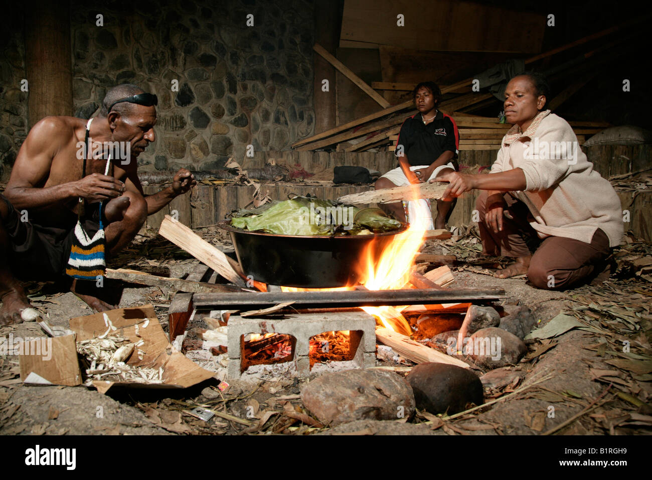 Preparing of a traditional meal, Raun Raun Theatre, Goroka, Papua New ...