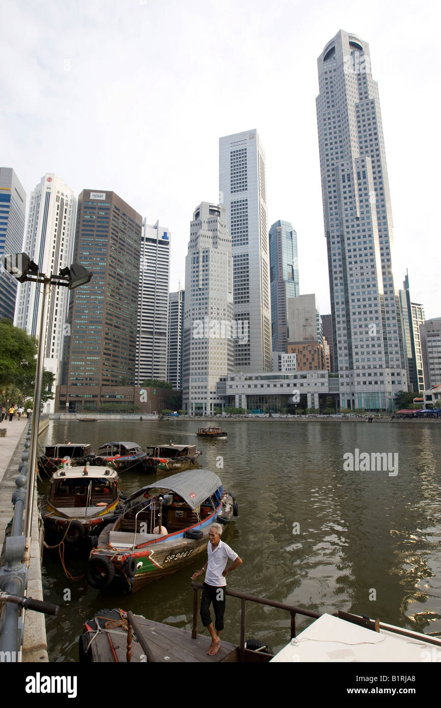 Raffles' Landing Site in front of the Singapore River and the Financial ...