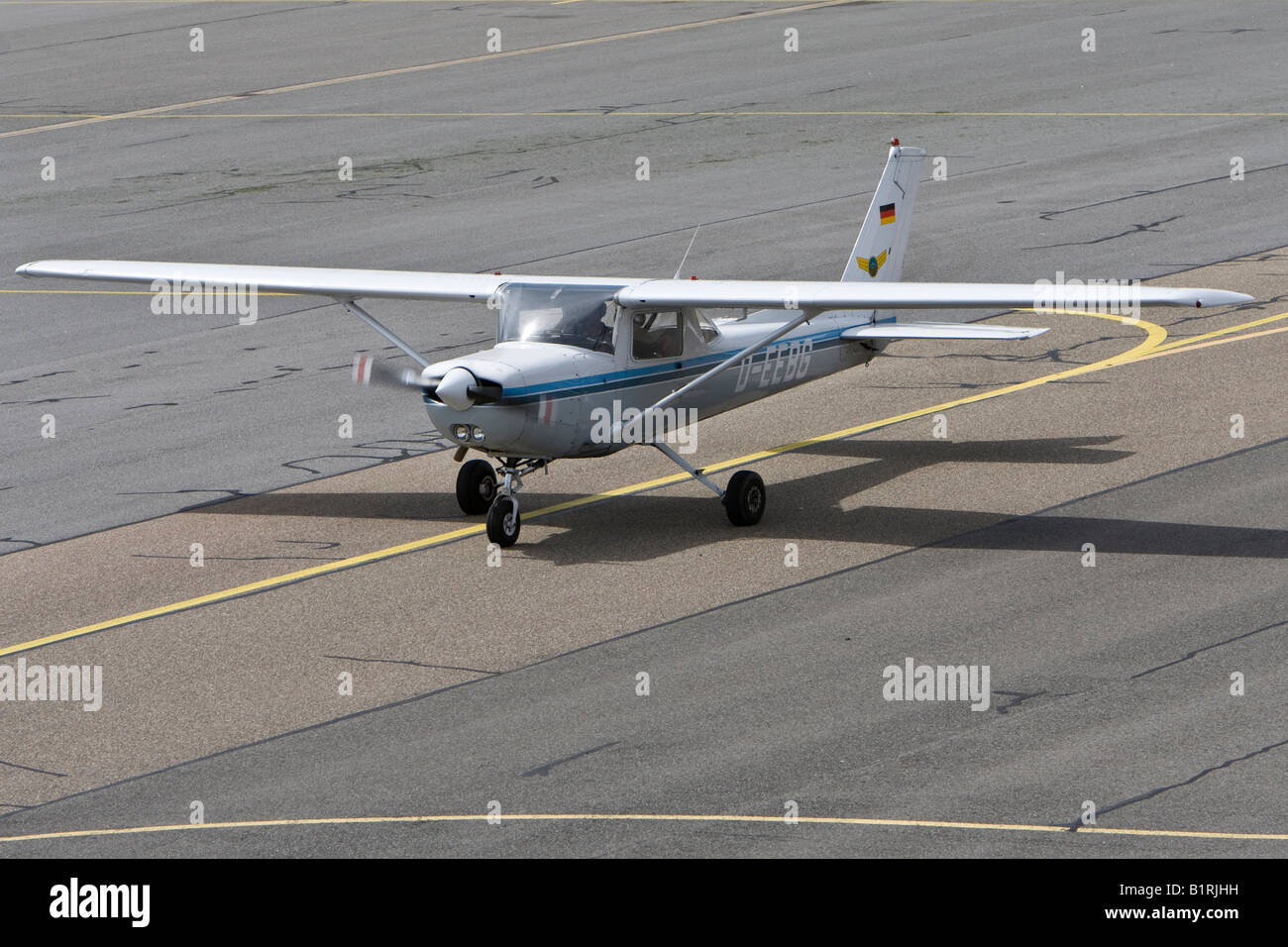 Small aircraft taxiing hi-res stock photography and images - Alamy