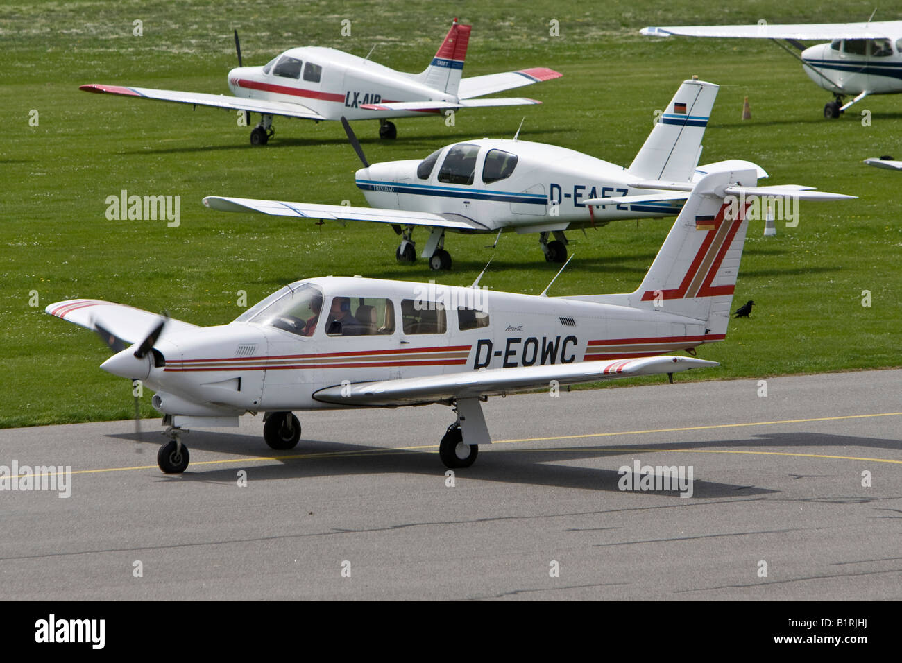 Small aircraft taxiing hi-res stock photography and images - Alamy