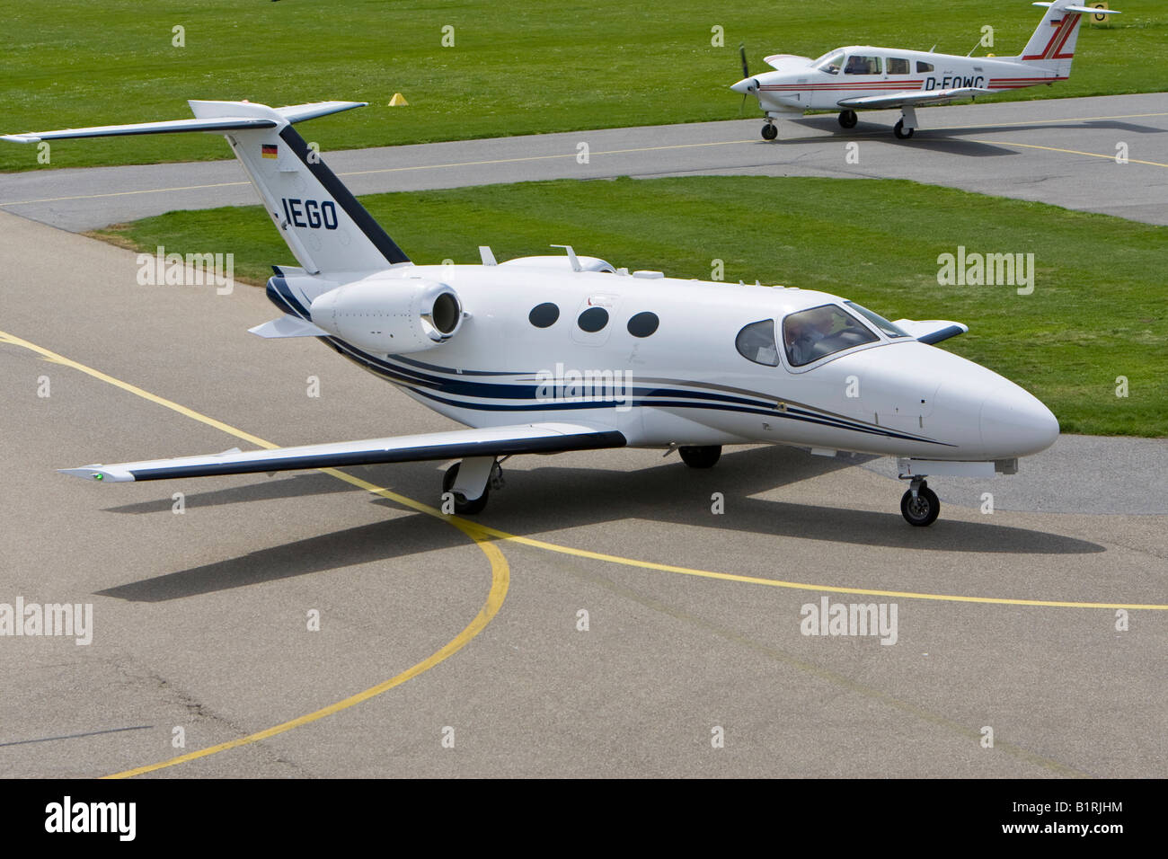 Small, twin-engined business jet taxiing on the runway of Mannheim ...