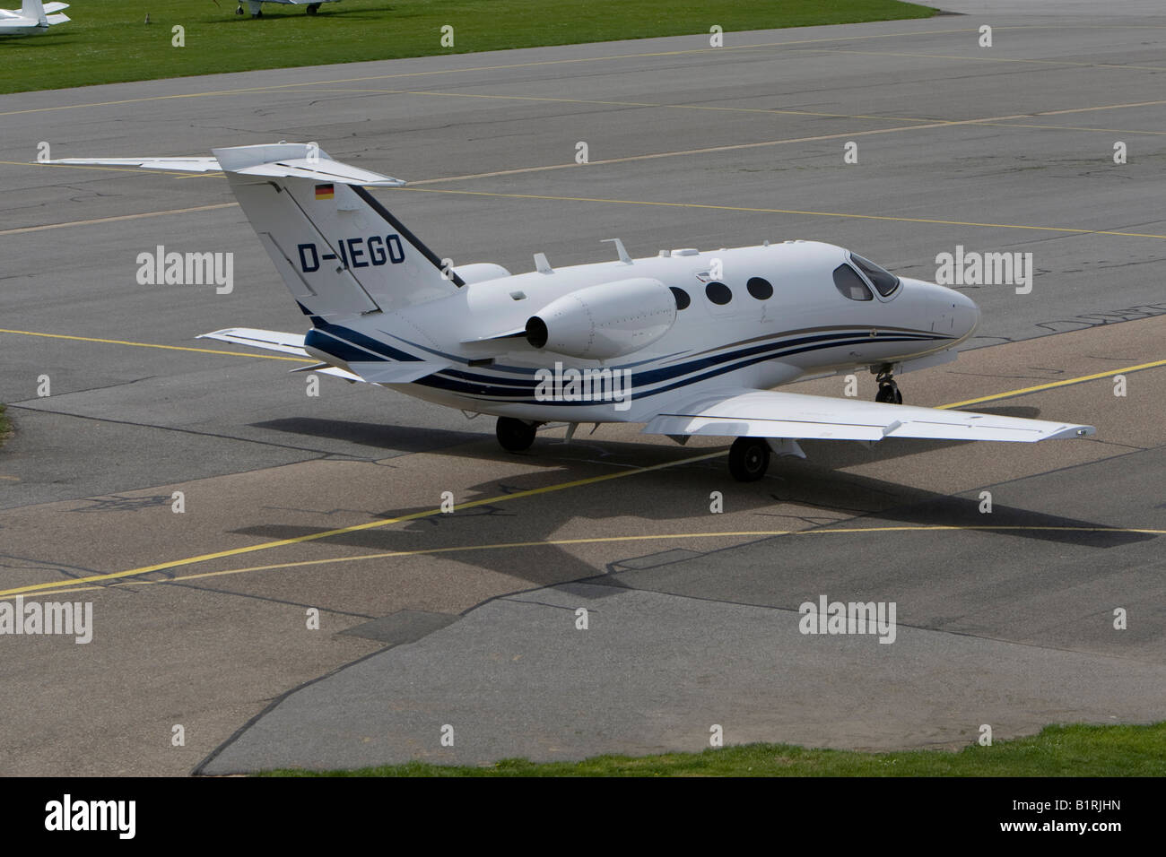 Small, twin-engined business jet taxiing on the runway of Mannheim ...